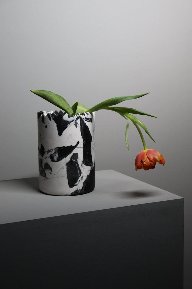 Triangoli Grand Antique Vase | Interni